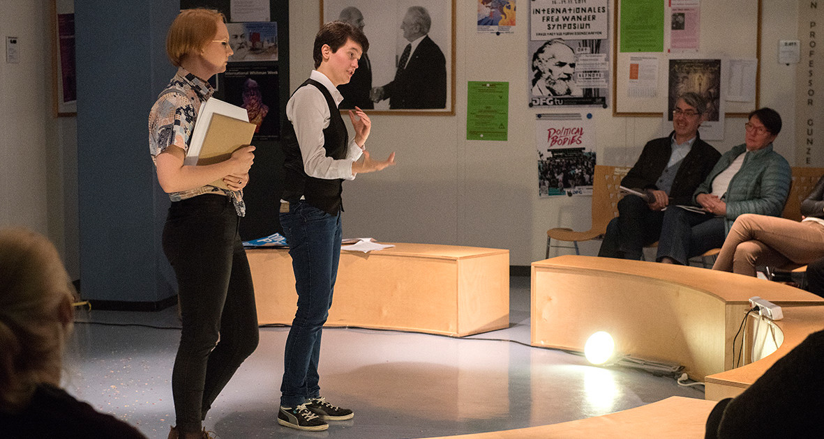 Dr. Laura Neuhaus: Semantische Kämpfe und Warndreiecke im Wörterbuch ...